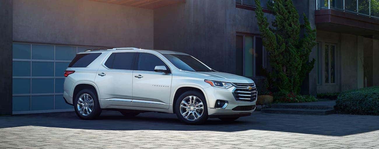 2019 Chevy Traverse vs 2019 Toyota Highlander | Carl Black Chevrolet ...