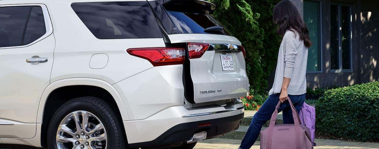 2019 Chevy Traverse vs 2019 Toyota Highlander | Carl Black Chevrolet ...
